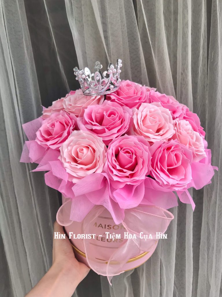 Hãy là người đầu tiên nhận xét “Hoa sáp thơm hộp trụ hồng 18b” Hủy